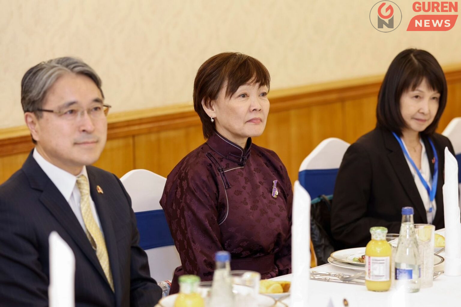 Монгол дээлтэй, Монголд ээлтэй Акиэ – Guren News